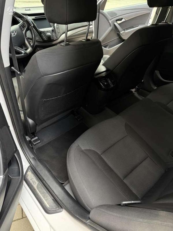 White Hyundai i40 2015 in Alytus, with an engine capacity of 1.69 L and mileage of 298 thousand km for 4450 €, photo 10 on AUTOMOTO.COM.LV