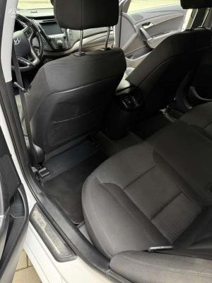 White Hyundai i40 2015 in Alytus, with an engine capacity of 1.69 L and mileage of 298 thousand km for 4450 €, photo 11 on AUTOMOTO.COM.LV