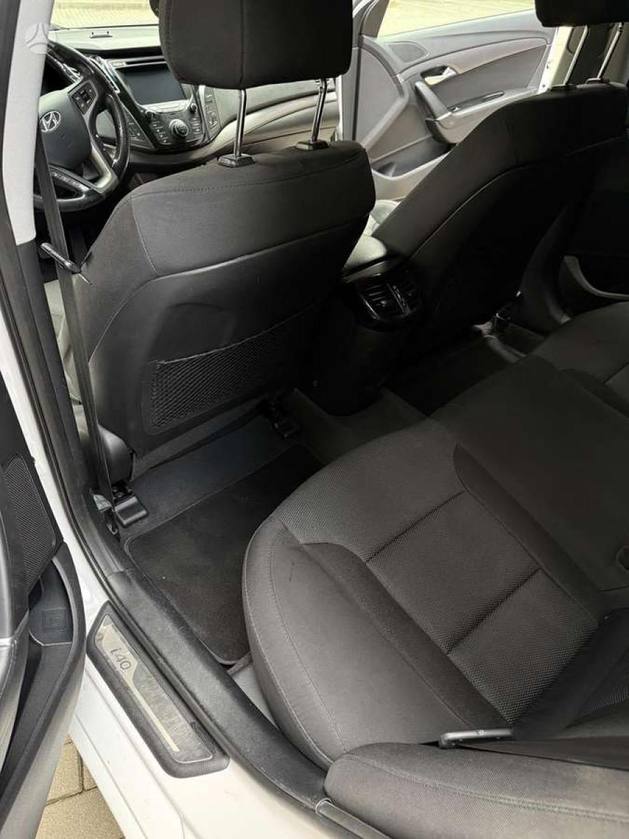 White Hyundai i40 2015 in Alytus, with an engine capacity of 1.69 L and mileage of 298 thousand km for 4450 €, photo 11 on AUTOMOTO.COM.LV