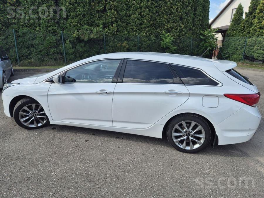 White Hyundai i40 2015 in Jelgava, with an engine capacity of 1.70 L and mileage of 206 thousand km for 7000 €, photo 1 on AUTOMOTO.COM.LV