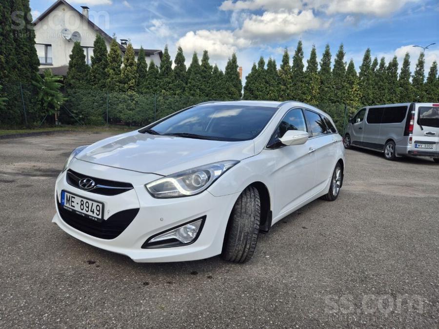 White Hyundai i40 2015 in Jelgava, with an engine capacity of 1.70 L and mileage of 206 thousand km for 7000 €, photo 3 on AUTOMOTO.COM.LV