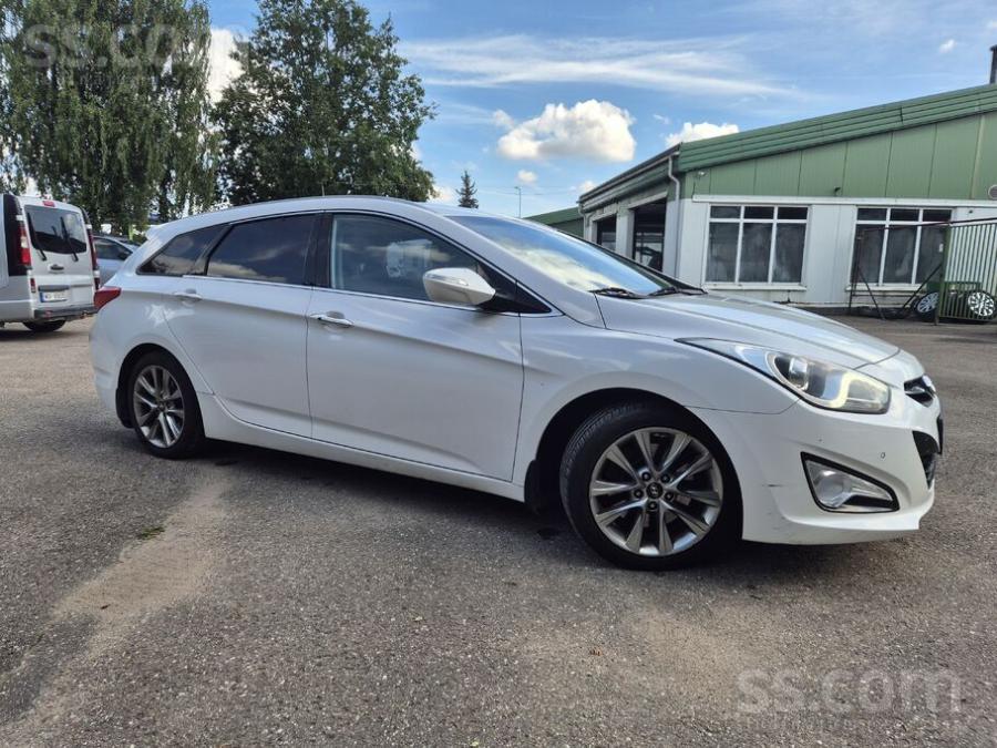 White Hyundai i40 2015 in Jelgava, with an engine capacity of 1.70 L and mileage of 206 thousand km for 7000 €, photo 4 on AUTOMOTO.COM.LV