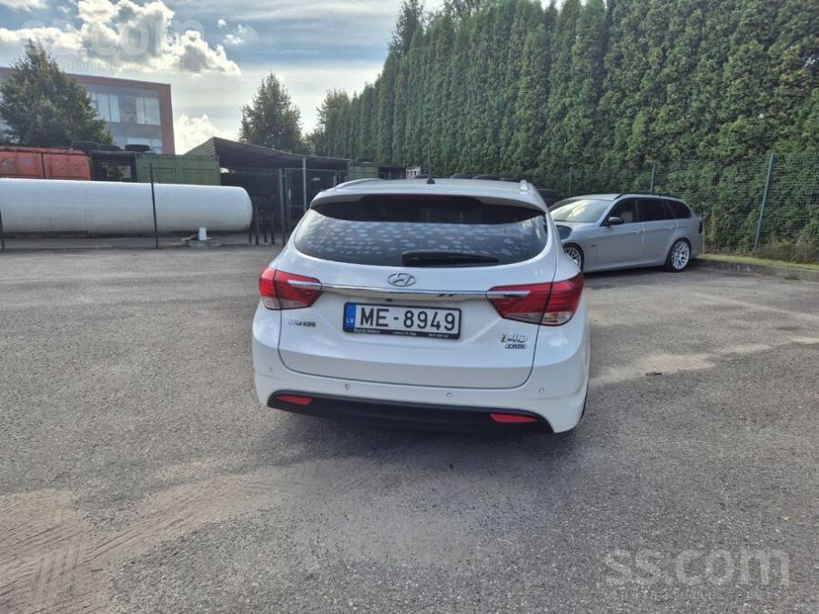 White Hyundai i40 2015 in Jelgava, with an engine capacity of 1.70 L and mileage of 206 thousand km for 7000 €, photo 5 on AUTOMOTO.COM.LV