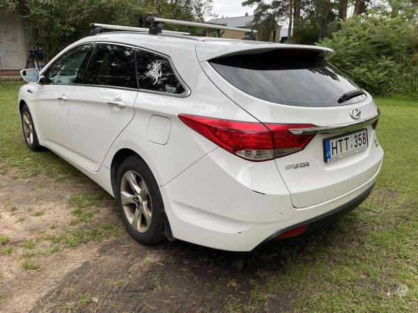 Hyundai i40 2015 in Vilnius on AUTOMOTO.COM.LV White Hyundai i40 2015 in Vilnius, with an engine capacity of 1.69 L and mileage of 198 thousand km for 6900 €, photo 6 on AUTOMOTO.COM.LV