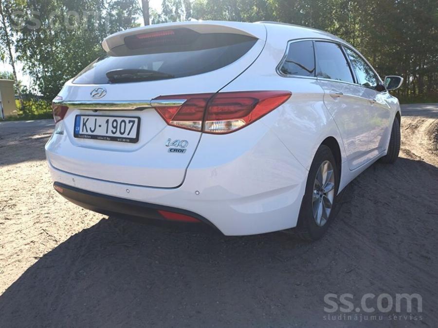 White Hyundai i40 2016 in Riga, with an engine capacity of 1.70 L and mileage of 248 thousand km for 5500 €, photo 4 on AUTOMOTO.COM.LV