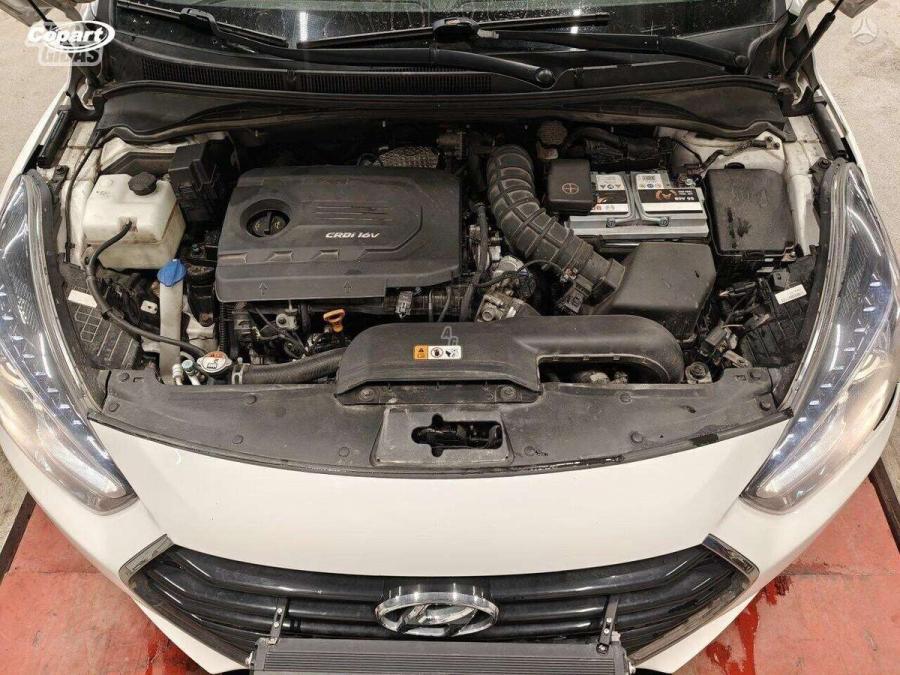 White Hyundai i40 2016 in Utena, with an engine capacity of 1.69 L and mileage of 200 thousand km for 5600 €, photo 5 on AUTOMOTO.COM.LV