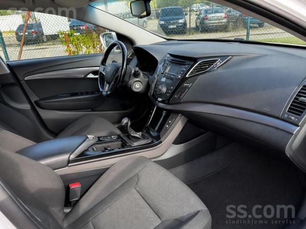 White Hyundai i40 2016 in Riga, with an engine capacity of 1.70 L and mileage of 241 thousand km for 5350 €, photo 11 on AUTOMOTO.COM.LV