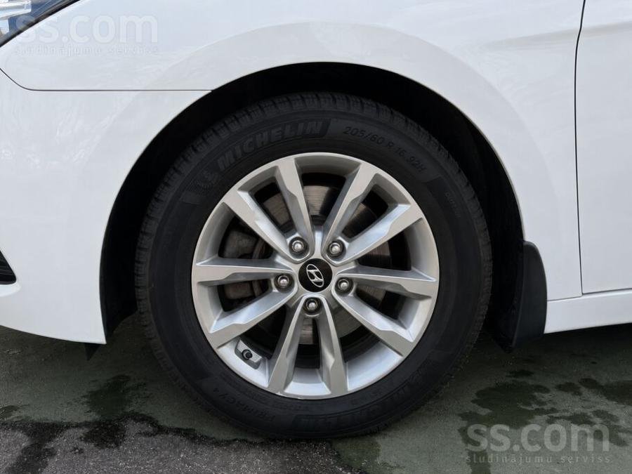 Balts Hyundai i40 2016 Rīga, ar dzinēja tilpumu 1.70 L un nobraukumu 241 tūkst. km par 4800 €, foto 24 vietnē AUTOMOTO.COM.LV
