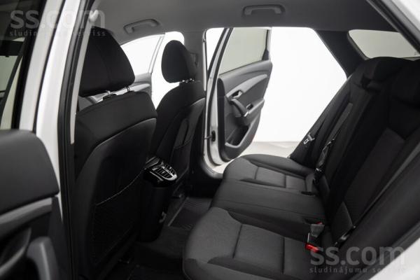 White Hyundai i40 2018 in Riga, with an engine capacity of 1.60 L and mileage of 161 thousand km for 8499 €, photo 8 on AUTOMOTO.COM.LV
