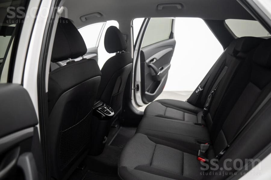 White Hyundai i40 2018 in Riga, with an engine capacity of 1.60 L and mileage of 161 thousand km for 8499 €, photo 9 on AUTOMOTO.COM.LV