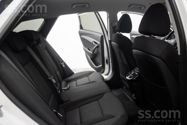White Hyundai i40 2018 in Riga, with an engine capacity of 1.60 L and mileage of 161 thousand km for 8499 €, photo 9 on AUTOMOTO.COM.LV