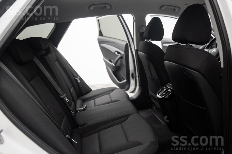 White Hyundai i40 2018 in Riga, with an engine capacity of 1.60 L and mileage of 161 thousand km for 8499 €, photo 10 on AUTOMOTO.COM.LV