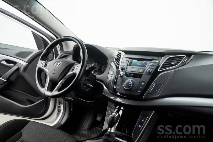 White Hyundai i40 2018 in Riga, with an engine capacity of 1.60 L and mileage of 161 thousand km for 8499 €, photo 12 on AUTOMOTO.COM.LV