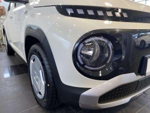 White Hyundai Inster 2026 in Vilnius, with an engine capacity of 0.00 L and mileage of 0 thousand km for 26299 €, photo 3 on AUTOMOTO.COM.LV