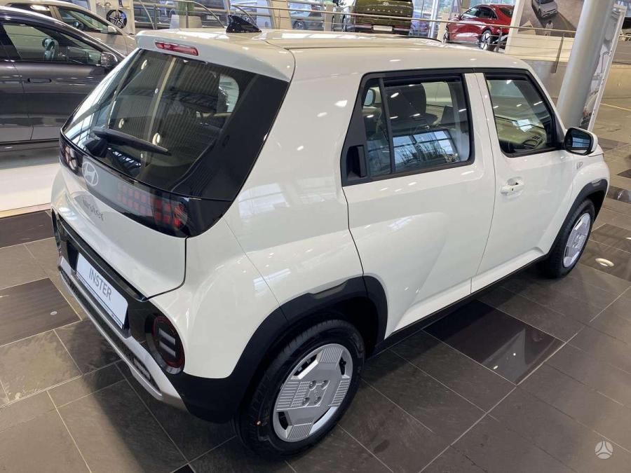 White Hyundai Inster 2026 in Vilnius, with an engine capacity of 0.00 L and mileage of 0 thousand km for 26299 €, photo 5 on AUTOMOTO.COM.LV