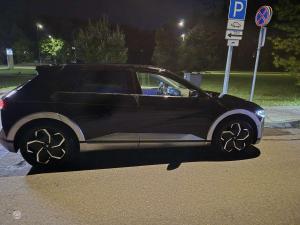 Black Hyundai Ioniq 5 2022 in Vilnius, with an engine capacity of 0.00 L and mileage of 94 thousand km for 30499 €, photo 4 on AUTOMOTO.COM.LV