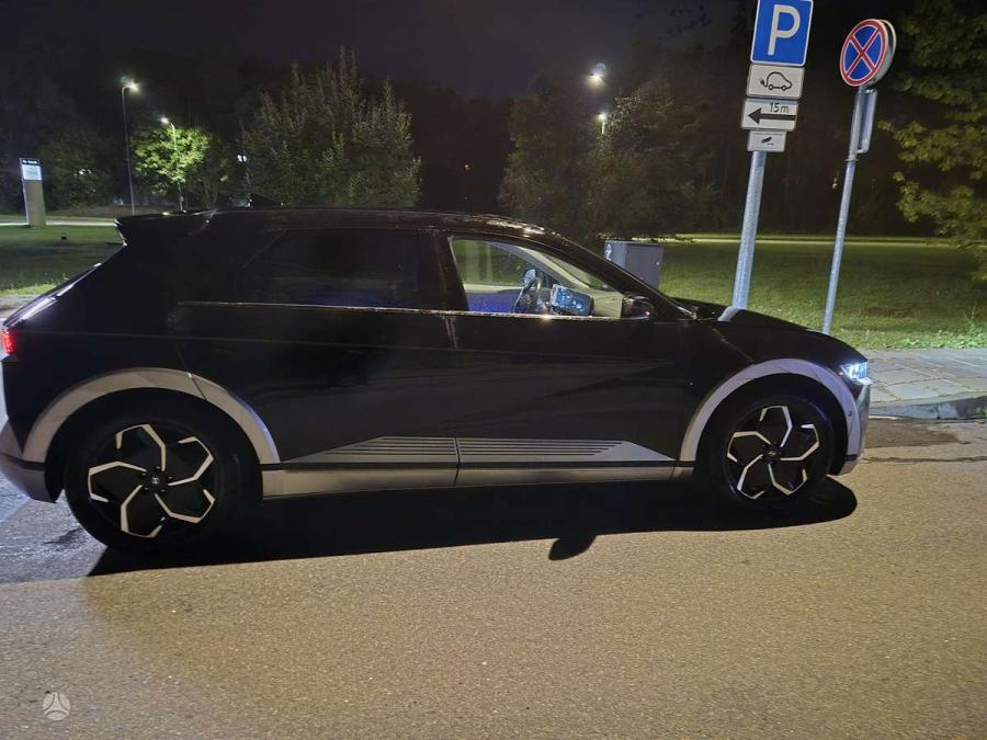 Black Hyundai Ioniq 5 2022 in Vilnius, with an engine capacity of 0.00 L and mileage of 94 thousand km for 30499 €, photo 4 on AUTOMOTO.COM.LV