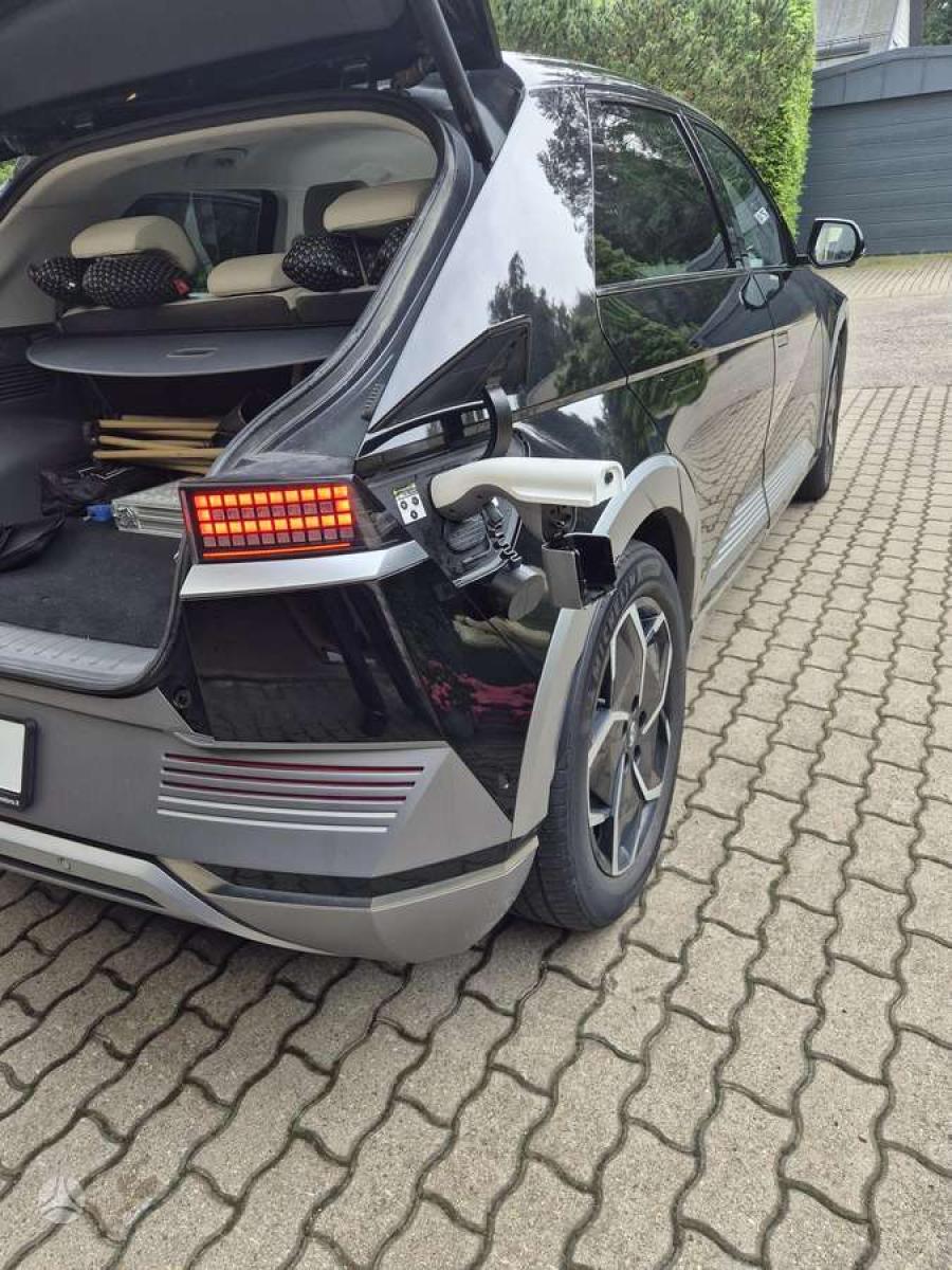 Black Hyundai Ioniq 5 2022 in Vilnius, with an engine capacity of 0.00 L and mileage of 94 thousand km for 30499 €, photo 5 on AUTOMOTO.COM.LV