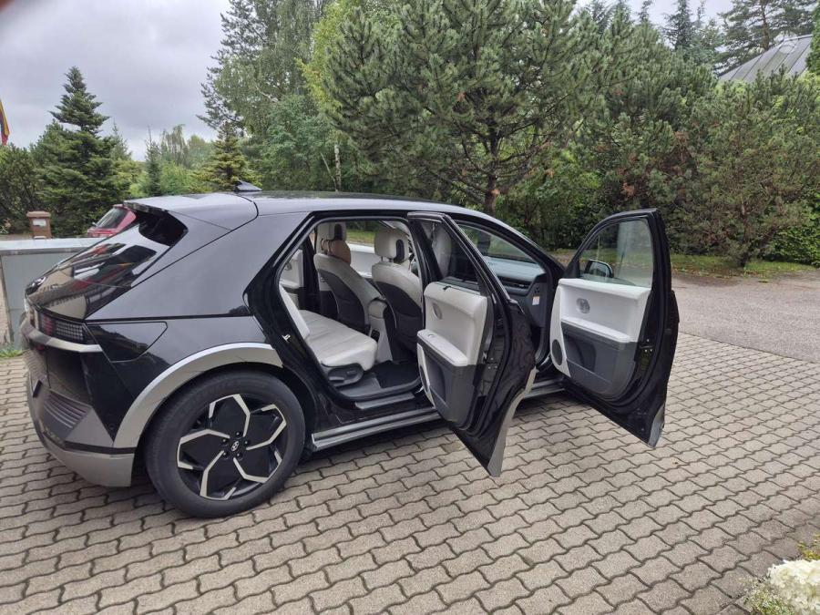 Black Hyundai Ioniq 5 2022 in Vilnius, with an engine capacity of 0.00 L and mileage of 94 thousand km for 30499 €, photo 7 on AUTOMOTO.COM.LV