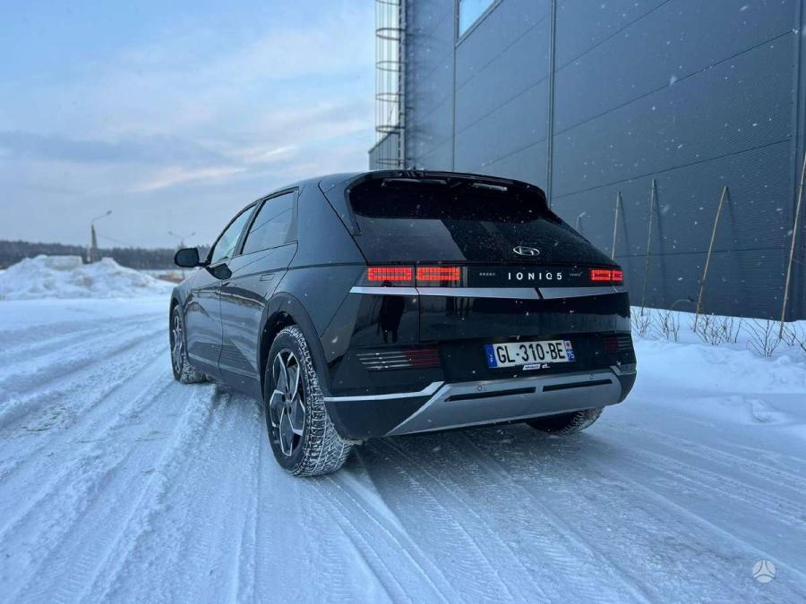 Black Hyundai Ioniq 5 2022 in Vilnius, with an engine capacity of 0.00 L and mileage of 112 thousand km for 21500 €, photo 4 on AUTOMOTO.COM.LV