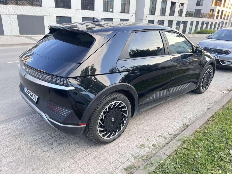 Black Hyundai Ioniq 5 2024 in Vilnius, with an engine capacity of 0.00 L and mileage of 16 thousand km for 24999 €, photo 3 on AUTOMOTO.COM.LV