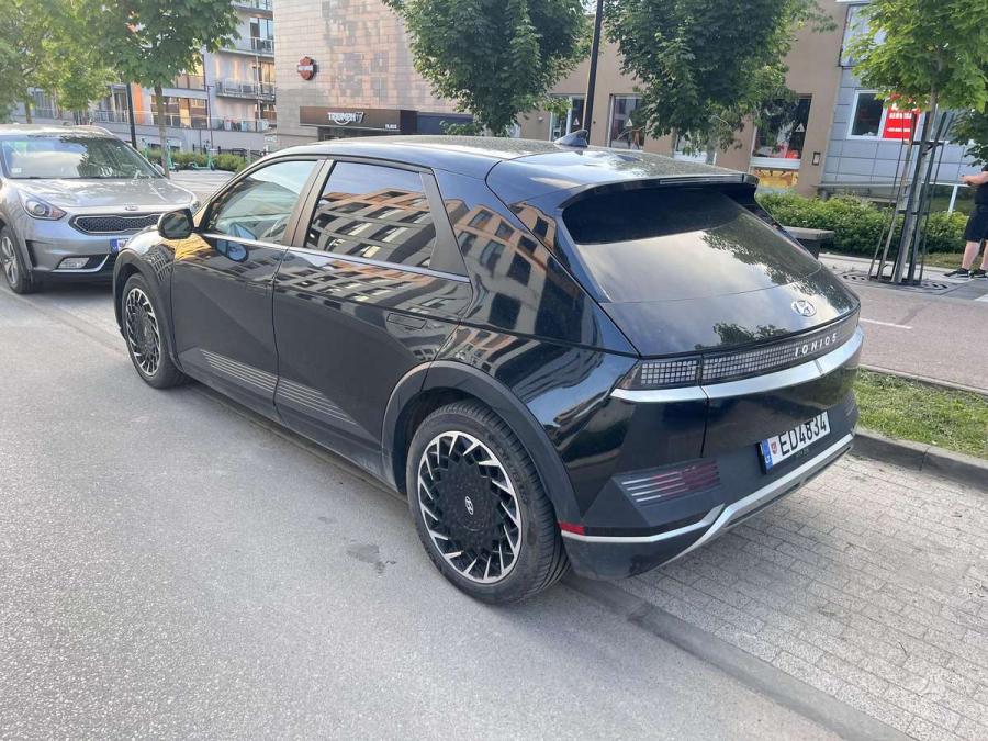 Black Hyundai Ioniq 5 2024 in Vilnius, with an engine capacity of 0.00 L and mileage of 16 thousand km for 24999 €, photo 4 on AUTOMOTO.COM.LV