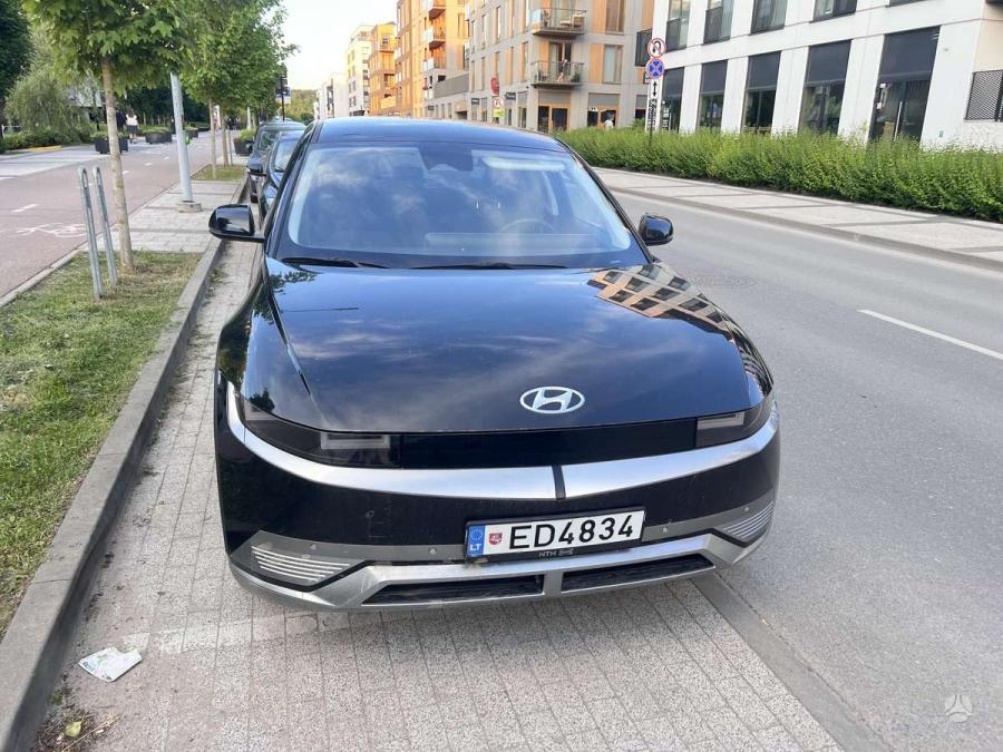Black Hyundai Ioniq 5 2024 in Vilnius, with an engine capacity of 0.00 L and mileage of 16 thousand km for 24999 €, photo 6 on AUTOMOTO.COM.LV