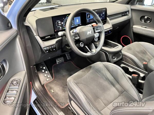 Zils Hyundai Ioniq 5 2024 Tallina, ar dzinēja tilpumu 0.00 L un nobraukumu 18 tūkst. km par 68990 €, foto 7 vietnē AUTOMOTO.COM.LV