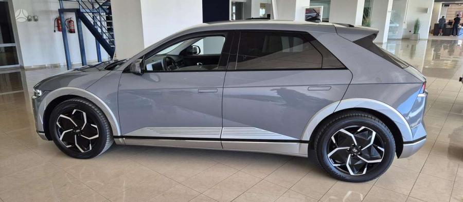 Pelēks Hyundai Ioniq 5 2022 Šauļi, ar dzinēja tilpumu 0.00 L un nobraukumu 19 tūkst. km par 29900 €, foto 7 vietnē AUTOMOTO.COM.LV