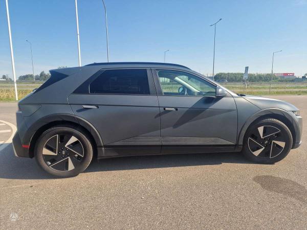 Серый Хендай Ioniq 5 2025 в Тракай, объемом двигателя 0.00 л и пробегом 4 тыс. км за 35000 €, фото 4 на AUTOMOTO.COM.LV