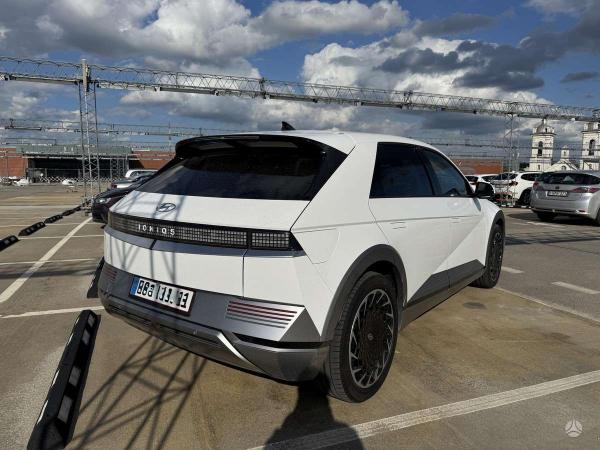 White Hyundai Ioniq 5 2021 in Kaunas, with an engine capacity of 0.00 L and mileage of 77 thousand km for 26200 €, photo 3 on AUTOMOTO.COM.LV