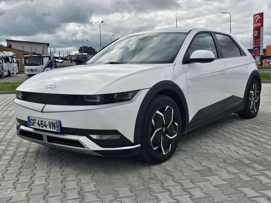 Balts Hyundai Ioniq 5 2022 Tauragė, ar dzinēja tilpumu 0.00 L un nobraukumu 300 tūkst. km par 15000 €, foto 1 vietnē AUTOMOTO.COM.LV