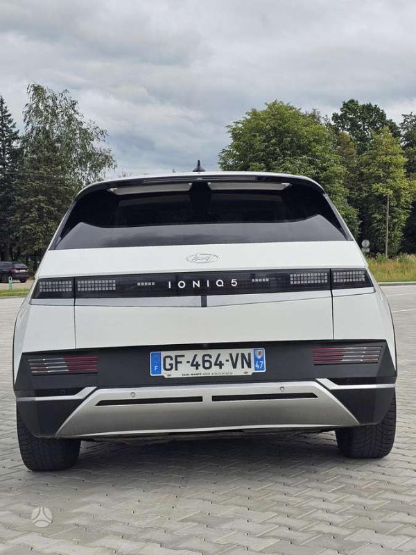 White Hyundai Ioniq 5 2022 in Taurage, with an engine capacity of 0.00 L and mileage of 300 thousand km for 15000 €, photo 6 on AUTOMOTO.COM.LV