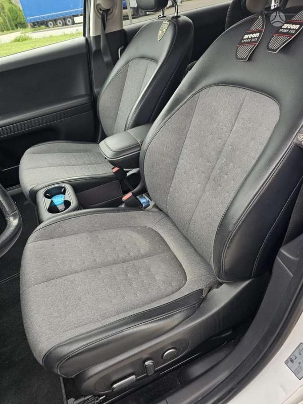 White Hyundai Ioniq 5 2022 in Taurage, with an engine capacity of 0.00 L and mileage of 300 thousand km for 15000 €, photo 9 on AUTOMOTO.COM.LV
