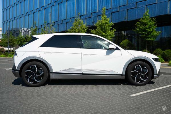 White Hyundai Ioniq 5 2023 in Vilnius, with an engine capacity of 0.00 L and mileage of 53 thousand km for 32000 €, photo 5 on AUTOMOTO.COM.LV