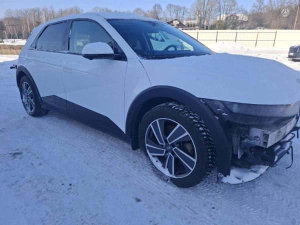 White Hyundai Ioniq 5 2024 in Kaunas, with an engine capacity of 0.00 L and mileage of 115 thousand km for 18755 €, photo 3 on AUTOMOTO.COM.LV