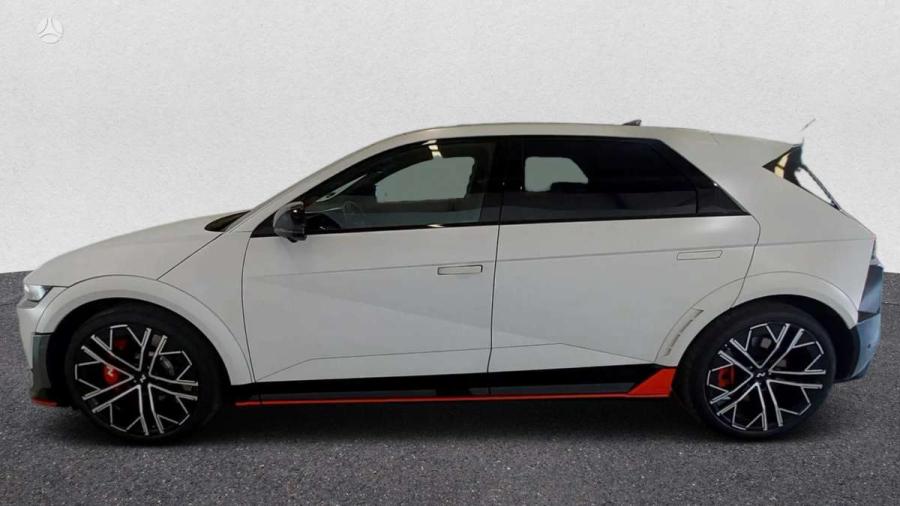 White Hyundai Ioniq 5 2024 in Vilnius, with an engine capacity of 0.00 L and mileage of 20 thousand km for 49900 €, photo 3 on AUTOMOTO.COM.LV