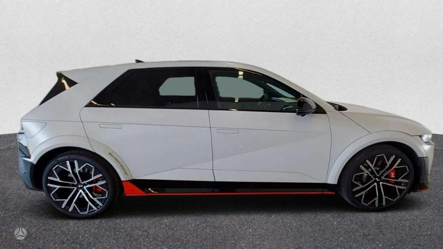 White Hyundai Ioniq 5 2024 in Vilnius, with an engine capacity of 0.00 L and mileage of 20 thousand km for 49900 €, photo 7 on AUTOMOTO.COM.LV