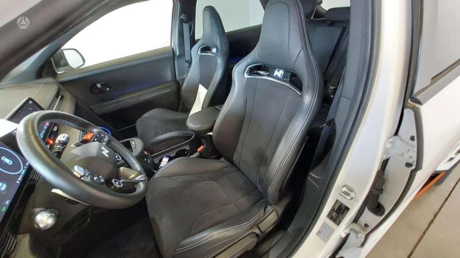 White Hyundai Ioniq 5 2024 in Vilnius, with an engine capacity of 0.00 L and mileage of 20 thousand km for 49900 €, photo 12 on AUTOMOTO.COM.LV