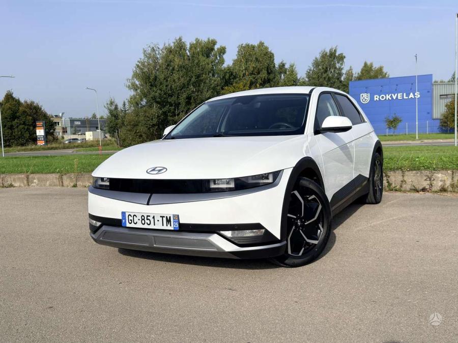 White Hyundai Ioniq 5 2021 in Panevezys, with an engine capacity of 0.00 L and mileage of 114 thousand km for 22990 €, photo 4 on AUTOMOTO.COM.LV