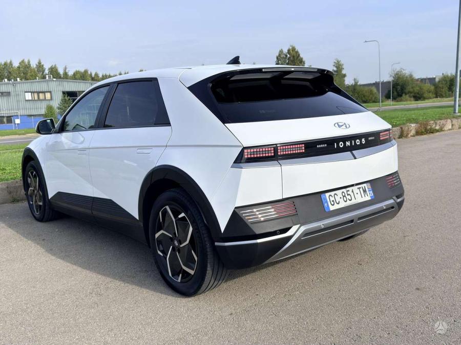 White Hyundai Ioniq 5 2021 in Panevezys, with an engine capacity of 0.00 L and mileage of 114 thousand km for 22990 €, photo 11 on AUTOMOTO.COM.LV