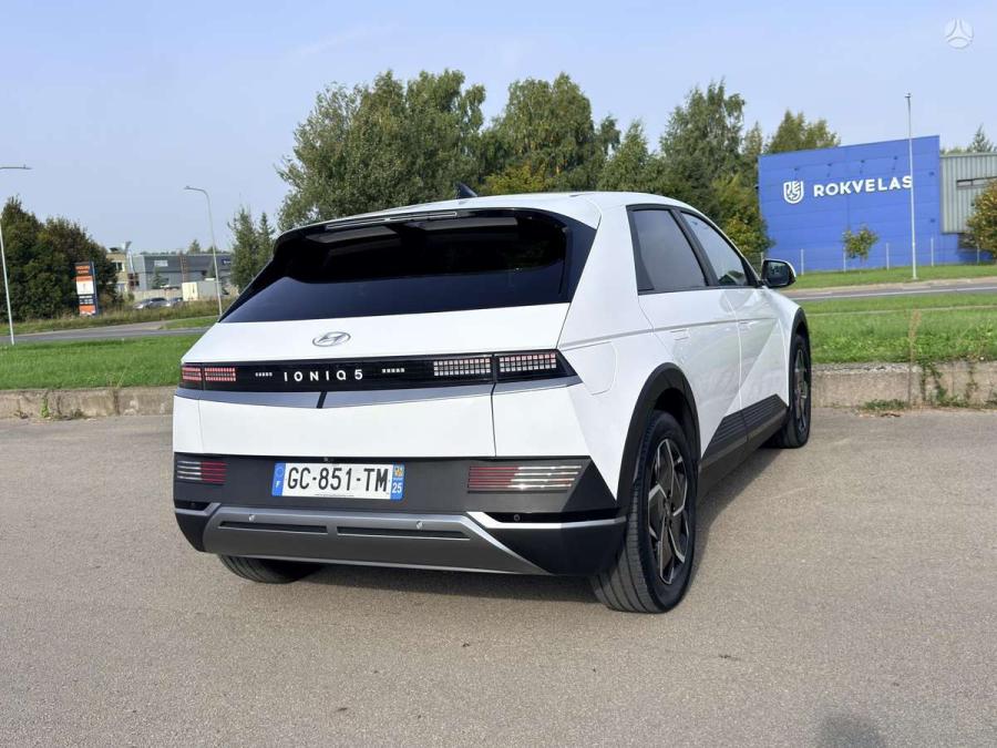 White Hyundai Ioniq 5 2021 in Panevezys, with an engine capacity of 0.00 L and mileage of 114 thousand km for 22990 €, photo 12 on AUTOMOTO.COM.LV