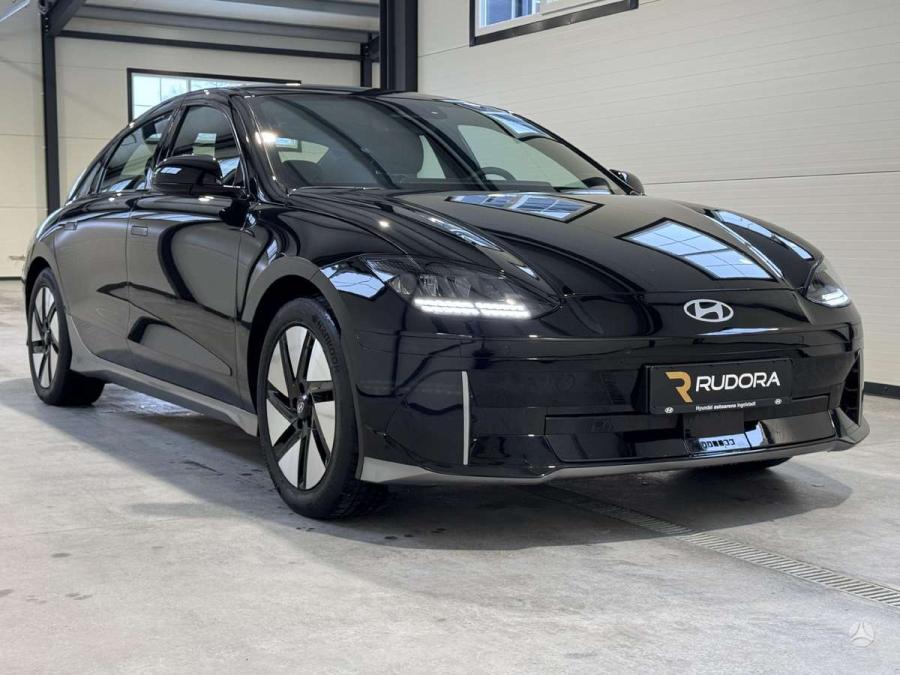 Black Hyundai IONIQ 6 2023 in Siauliai, with an engine capacity of 0.00 L and mileage of 45 thousand km for 29300 €, photo 3 on AUTOMOTO.COM.LV