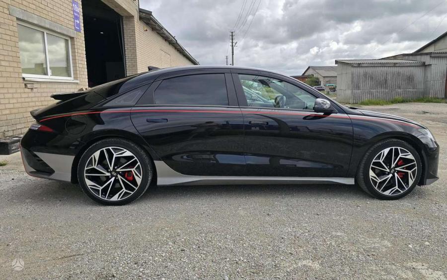 Melns Hyundai IONIQ 6 2023 Klaipėda, ar dzinēja tilpumu 0.00 L un nobraukumu 61 tūkst. km par 28200 €, foto 3 vietnē AUTOMOTO.COM.LV