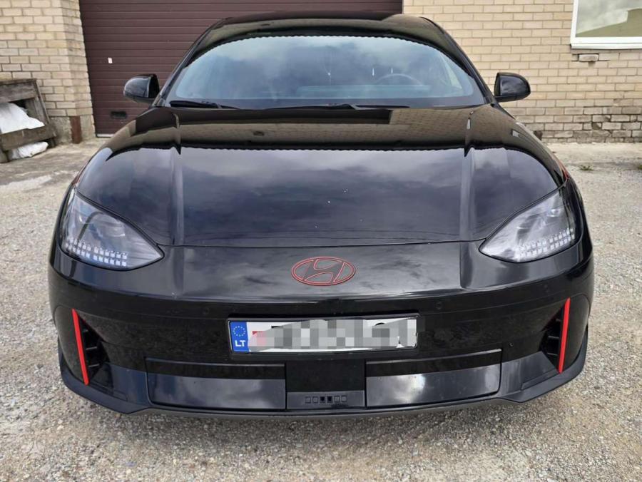 Melns Hyundai IONIQ 6 2023 Klaipėda, ar dzinēja tilpumu 0.00 L un nobraukumu 61 tūkst. km par 28200 €, foto 4 vietnē AUTOMOTO.COM.LV