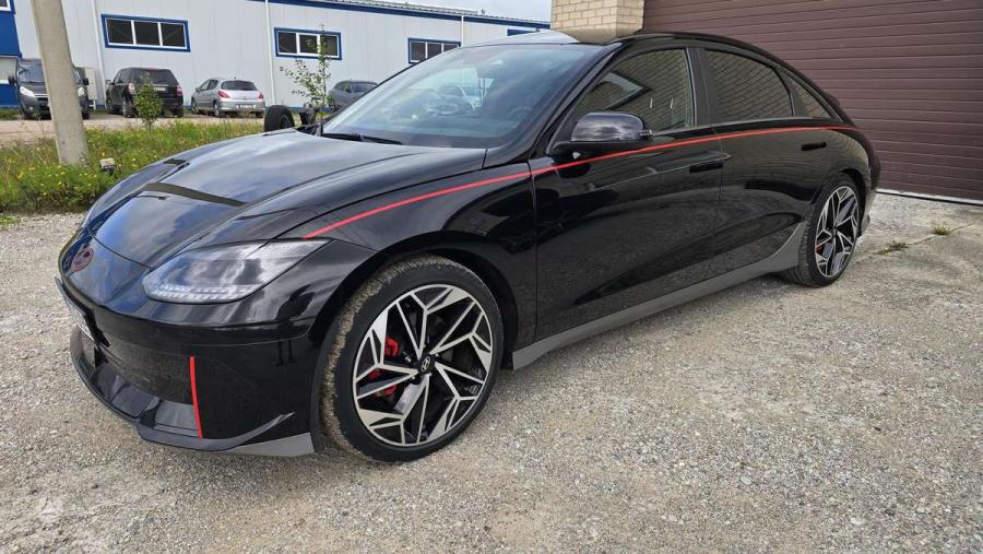Melns Hyundai IONIQ 6 2023 Klaipėda, ar dzinēja tilpumu 0.00 L un nobraukumu 61 tūkst. km par 28200 €, foto 5 vietnē AUTOMOTO.COM.LV