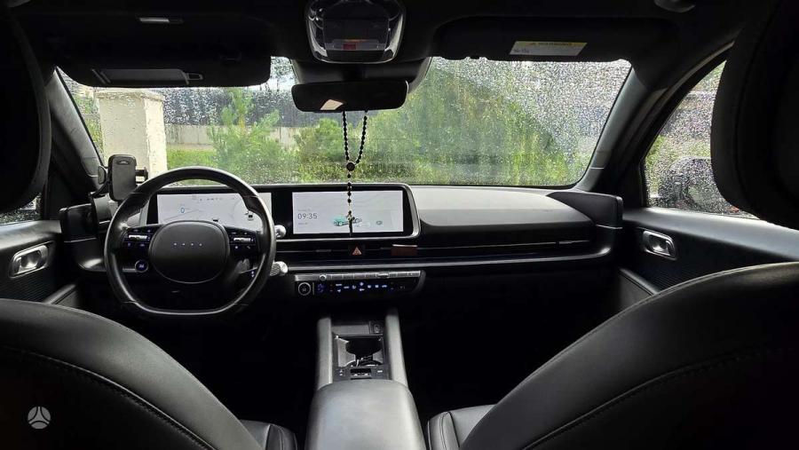 Melns Hyundai IONIQ 6 2023 Klaipėda, ar dzinēja tilpumu 0.00 L un nobraukumu 61 tūkst. km par 28200 €, foto 7 vietnē AUTOMOTO.COM.LV