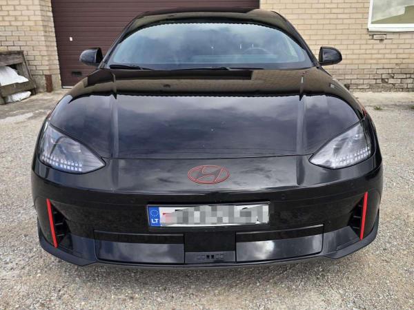 Black Hyundai IONIQ 6 2023 in Klaipeda, with an engine capacity of 0.00 L and mileage of 61 thousand km for 28200 €, photo 4 on AUTOMOTO.COM.LV