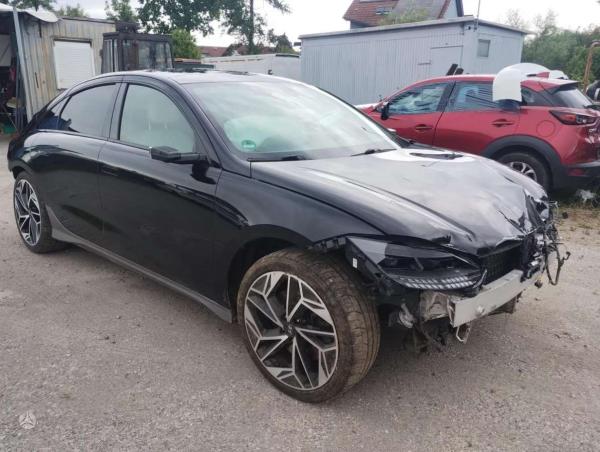 Black Hyundai IONIQ 6 2024 in Panevezys, with an engine capacity of 0.00 L and mileage of 46 thousand km for 12600 €, photo 2 on AUTOMOTO.COM.LV