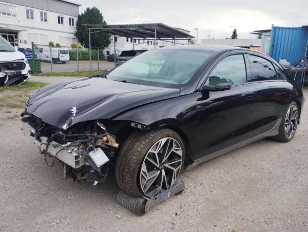 Black Hyundai IONIQ 6 2024 in Panevezys, with an engine capacity of 0.00 L and mileage of 46 thousand km for 12600 €, photo 4 on AUTOMOTO.COM.LV